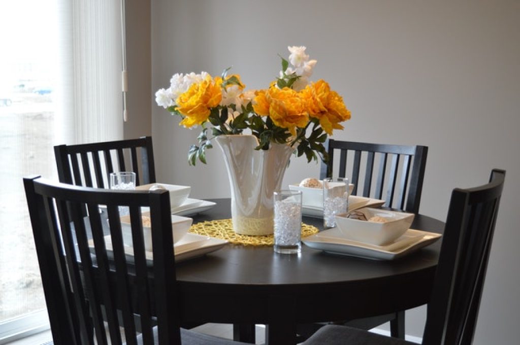 Best Simple Dining Table Centerpiece Ideas - TipKing