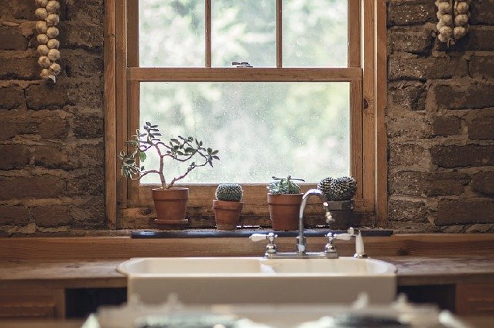 How to Decorate Kitchen Windows - TipKing